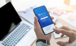 How to Remotely Access Your Android Phone from an iPhone